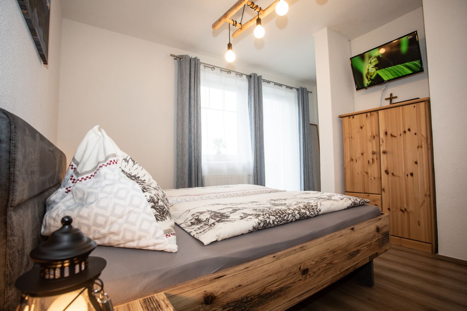 Start – Haus Weisl Erlsberg - Zimmer mit Grimmingblick auf 860m Seehöhe